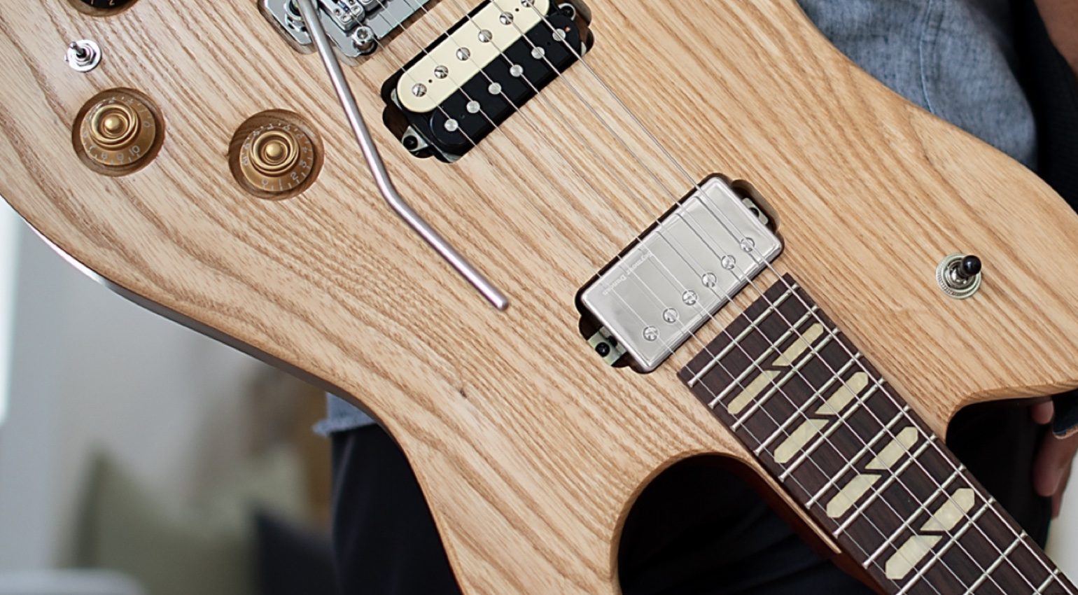 Godin Radium-X: Diseño híbrido eléctrico con cámaras de resonancia ...